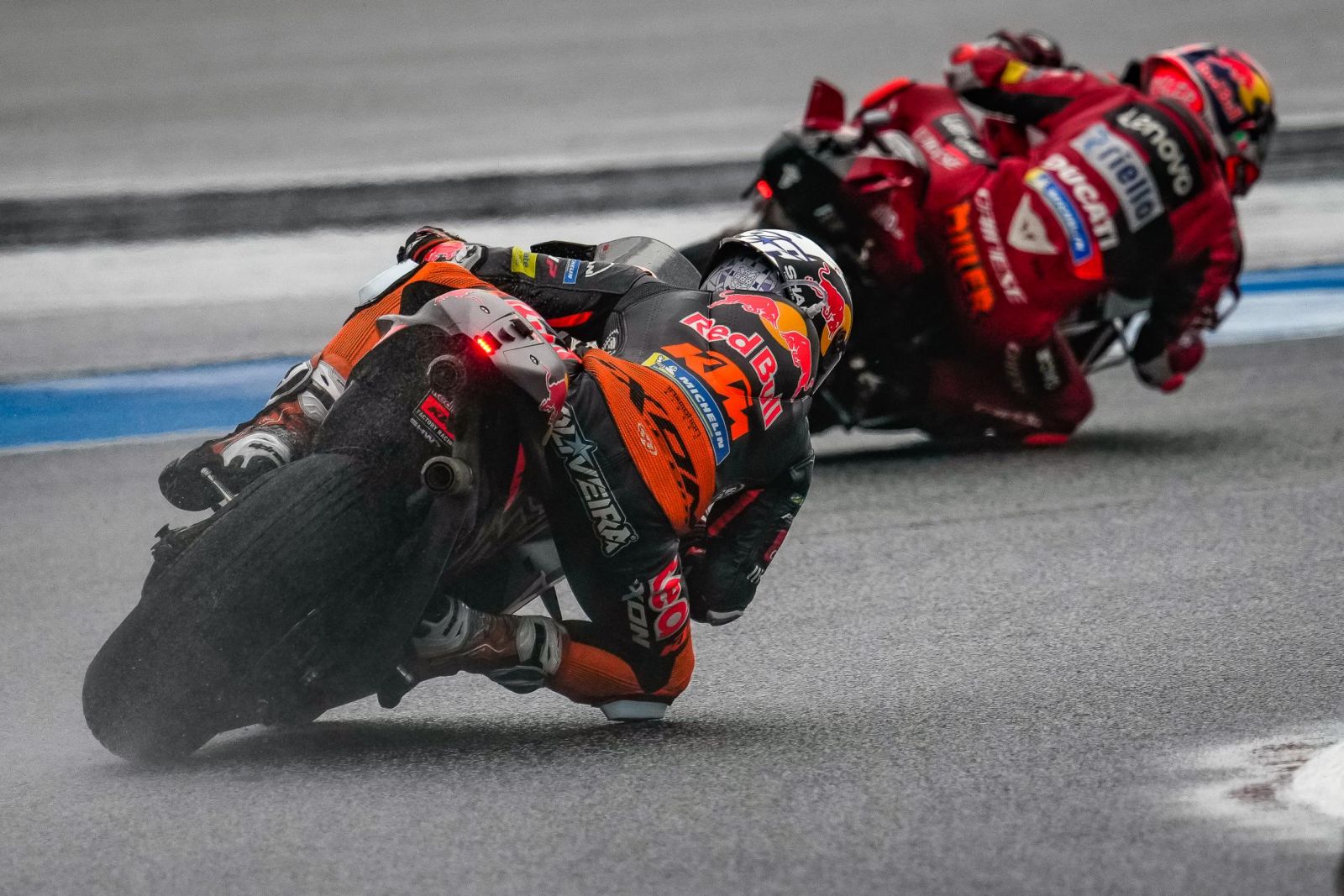 เทพเจ้าแห่งฝน…Oliveira ขี่ฝ่าสายฝนเก็บแชมป์ได้อีกรอบ ศึก MotoGP 2022 ที่ประเทศไทย | AUTODEFT ...